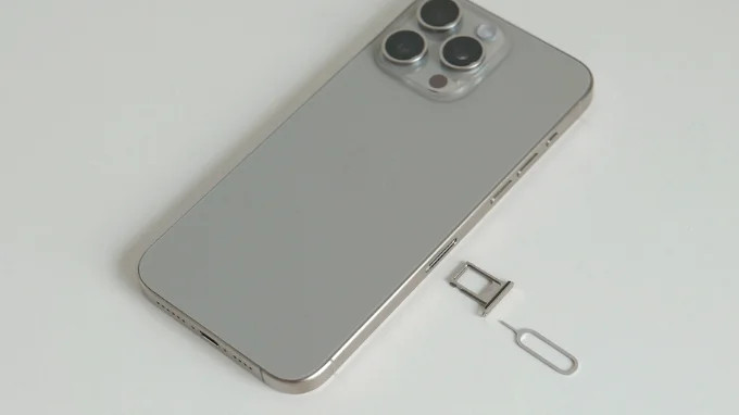 Cách tháo sim iPhone 15 Pro Max nhanh, gọn, lẹ